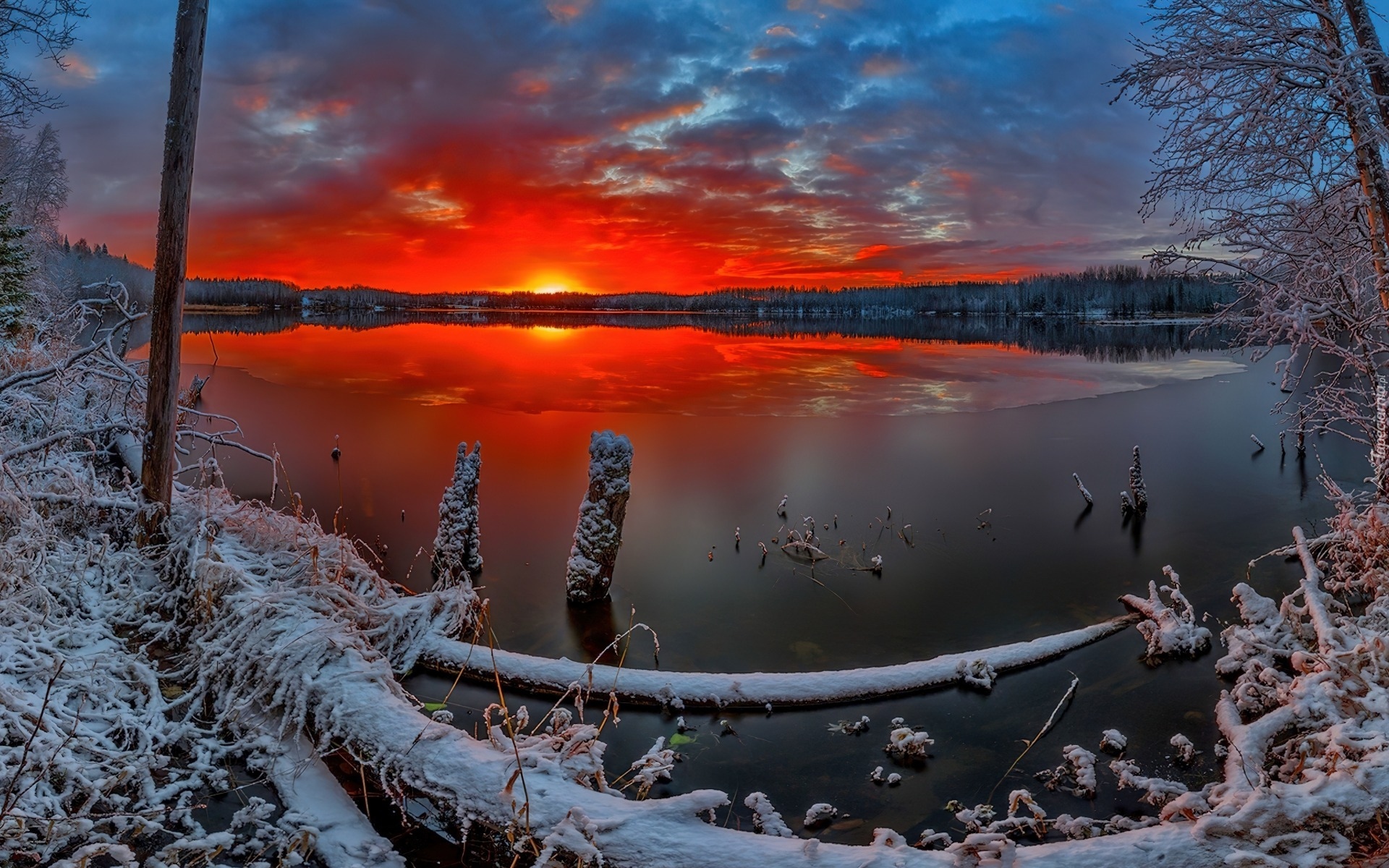 Edycja Tapety: Czerwony zachód słońca nad lasem i jeziorem zimową porą