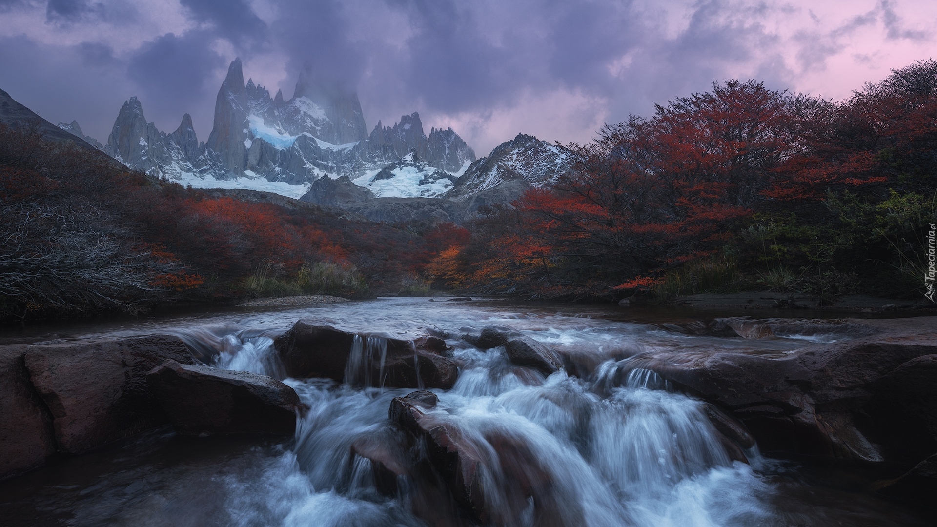 Edycja Tapety: Widok znad rzeki na szczyt Fitz Roy pod ciemnymi chmurami